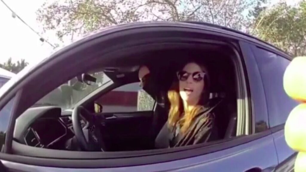 Influencer with no right hand pulled over for using phone in 'absurd ...