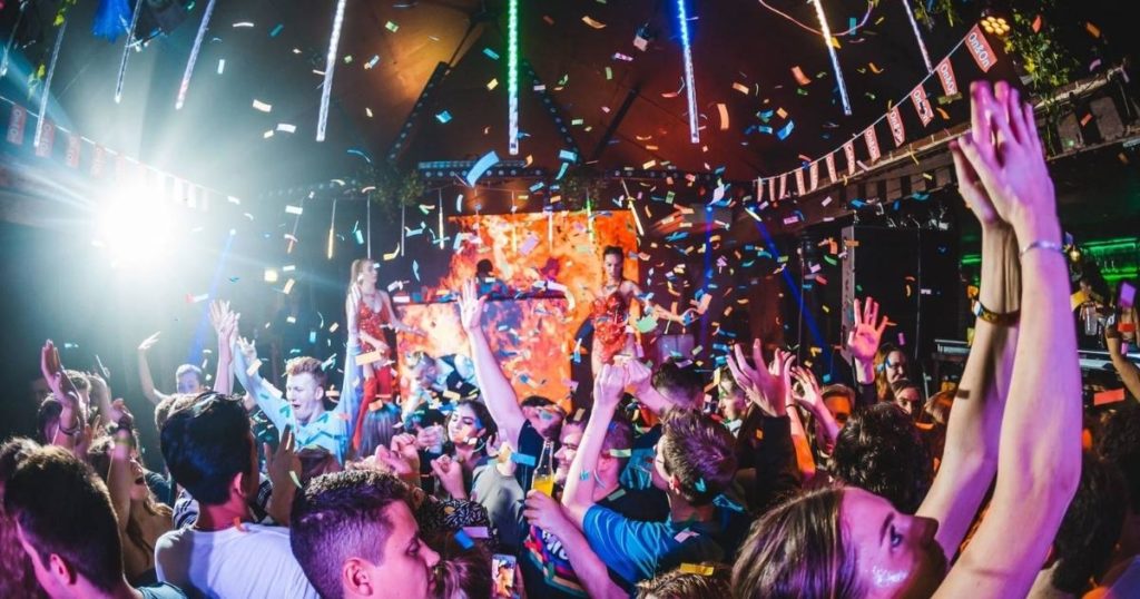 Seven things you'll see on a student night out that *just make sense*