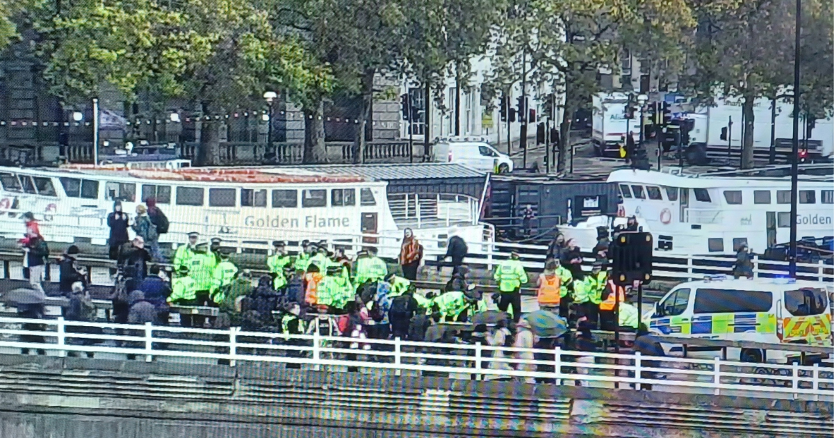 Just Stop Oil protestors create blockade on Waterloo Bridge near KCL