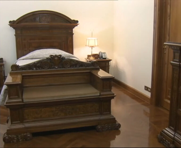 A look inside Pope Francis' bedroom and his life of humility